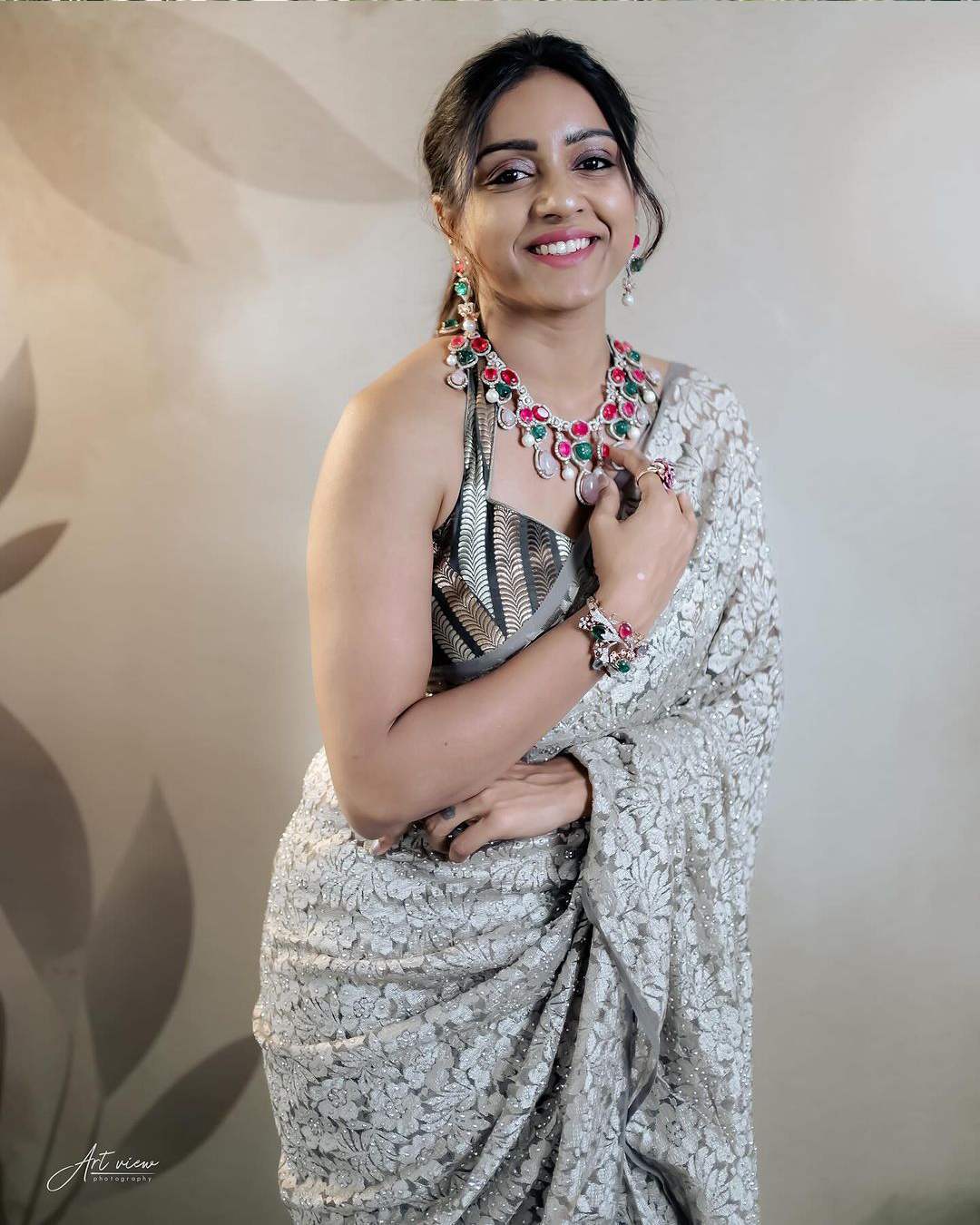Vithika Sheru: బూడిద రంగు చీరలో బిగ్‌బాస్ బ్యూటీ వయ్యారాలు.. భలే ఉందిగా ...