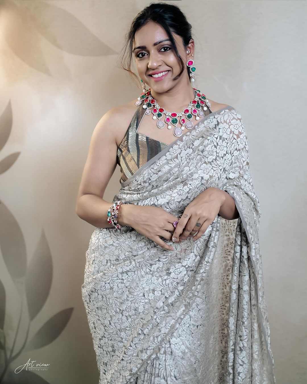 Vithika Sheru: బూడిద రంగు చీరలో బిగ్‌బాస్ బ్యూటీ వయ్యారాలు.. భలే ఉందిగా ...