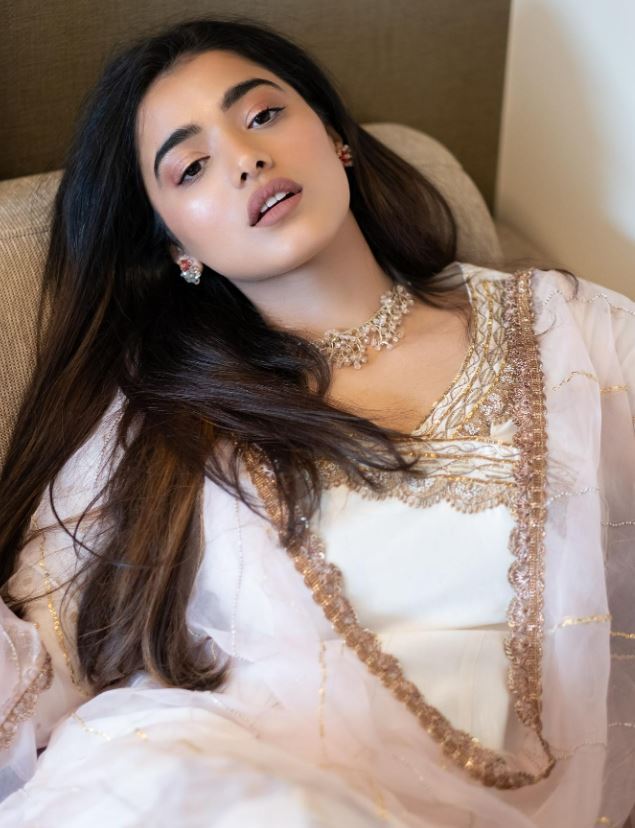 Ketika Sharma: బీచ్‌లో కేతిక శర్మ బీభత్సమైన షో.. ప్రకృతి అందాలనే ...