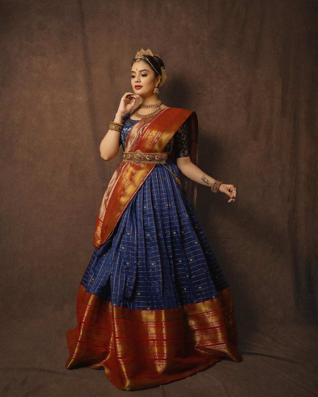 Anchor Sreemukhi: మహానటి సావిత్రిలా మారిపోయిన యాంకర్ శ్రీముఖి ...