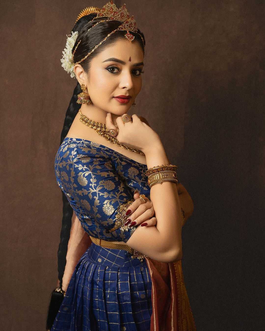 Anchor Sreemukhi: మహానటి సావిత్రిలా మారిపోయిన యాంకర్ శ్రీముఖి ...