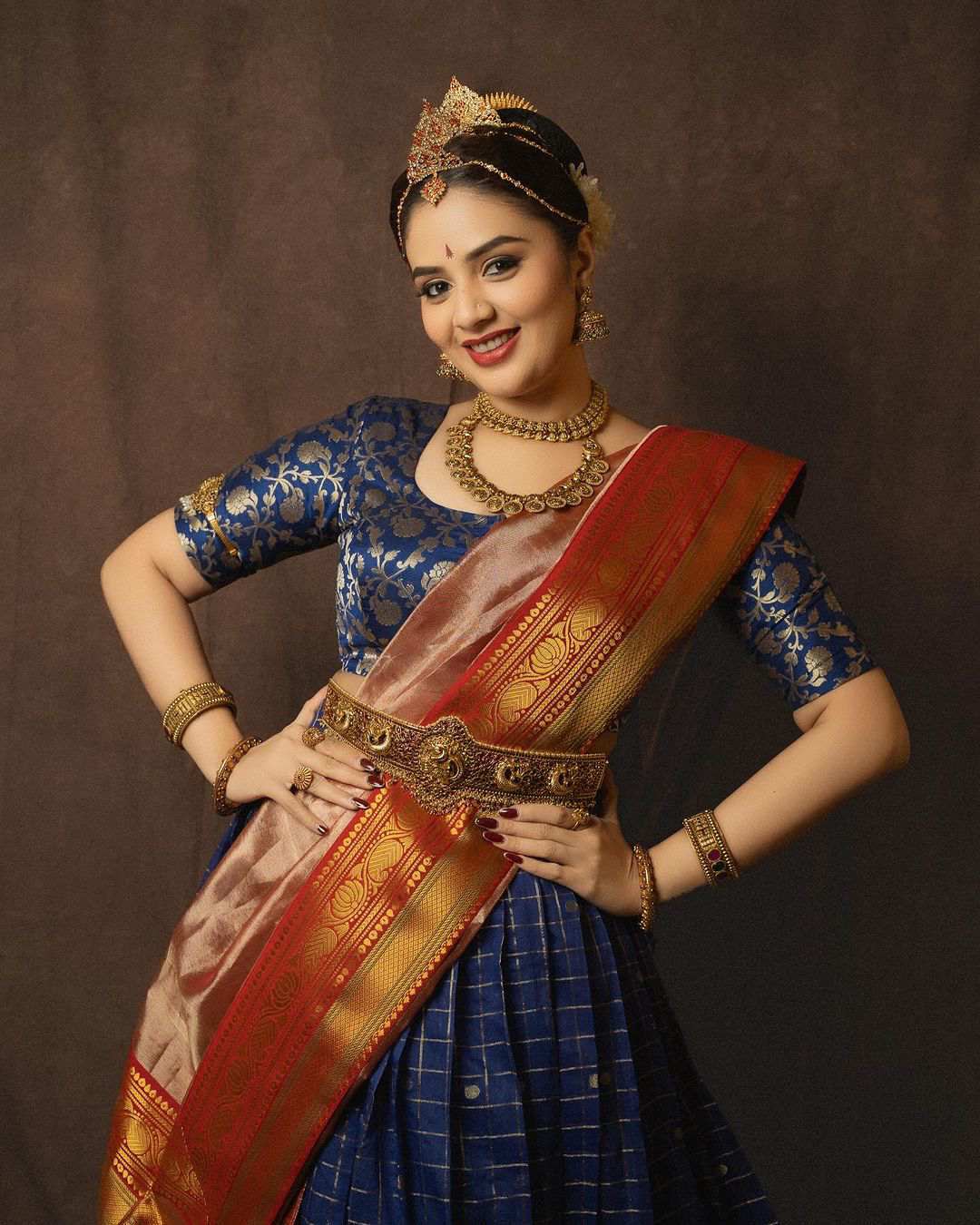 Anchor Sreemukhi: మహానటి సావిత్రిలా మారిపోయిన యాంకర్ శ్రీముఖి ...