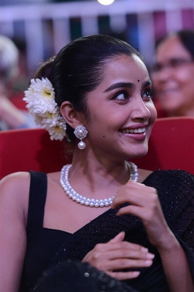 సిగలో మల్లెపూలతో అనుపమ పరమేశ్వరన్ సింగారాలు .. ఓరచూపుతోలతో చంపేస్తున్న ...