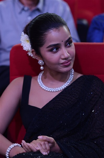 సిగలో మల్లెపూలతో అనుపమ పరమేశ్వరన్ సింగారాలు .. ఓరచూపుతోలతో చంపేస్తున్న ...