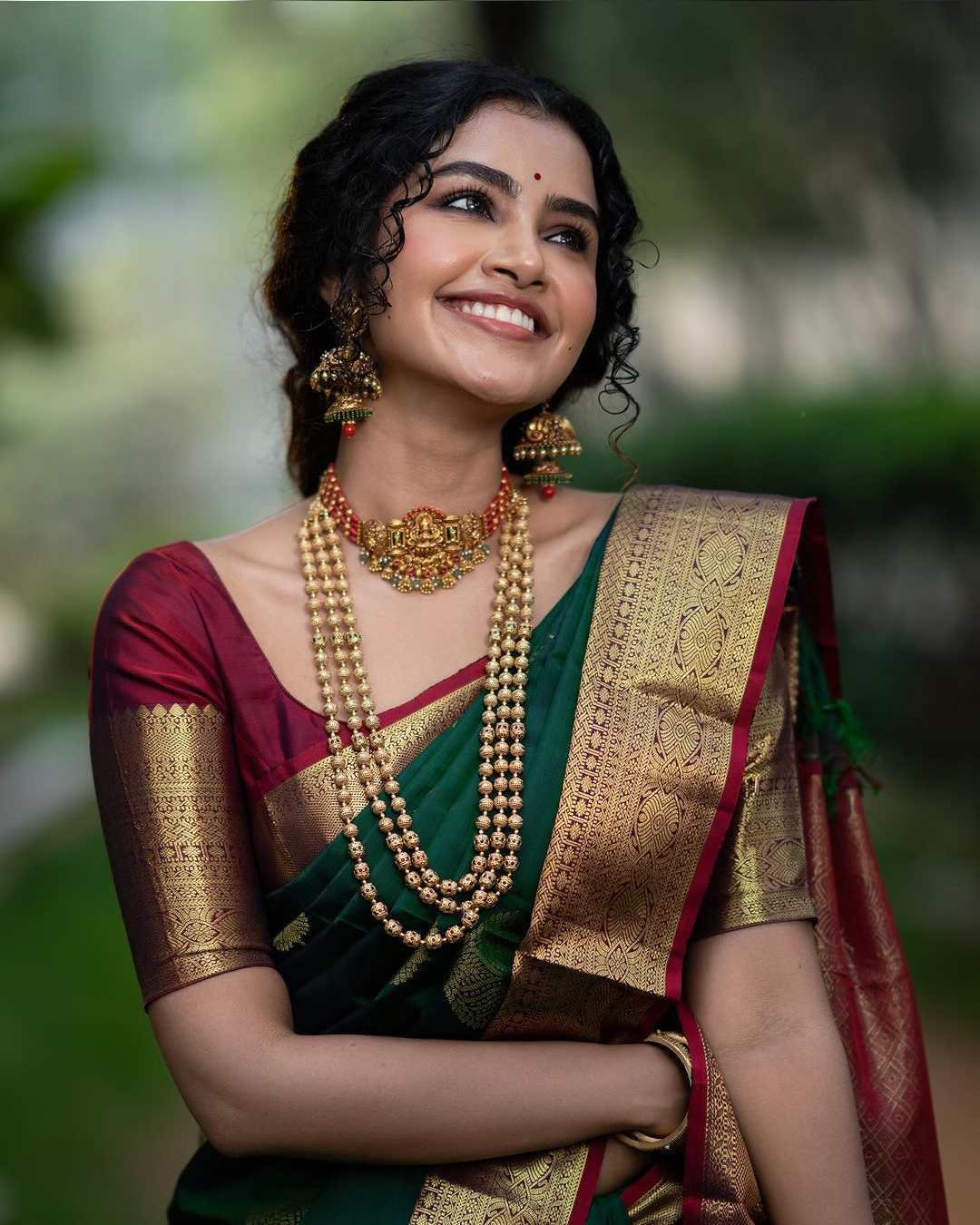 Anupama Parameswaran: పద్ధతైన చీరకట్టులో లిల్లీ పరువాలు.. చీర కడితే ...