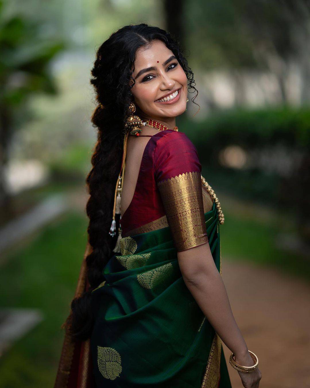 Anupama Parameswaran: పద్ధతైన చీరకట్టులో లిల్లీ పరువాలు.. చీర కడితే ...