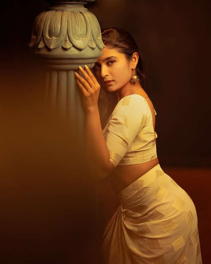 60 Chaithra J Achar Photos Find Latest Hd Images Pictures Stills And Pics Filmibeat