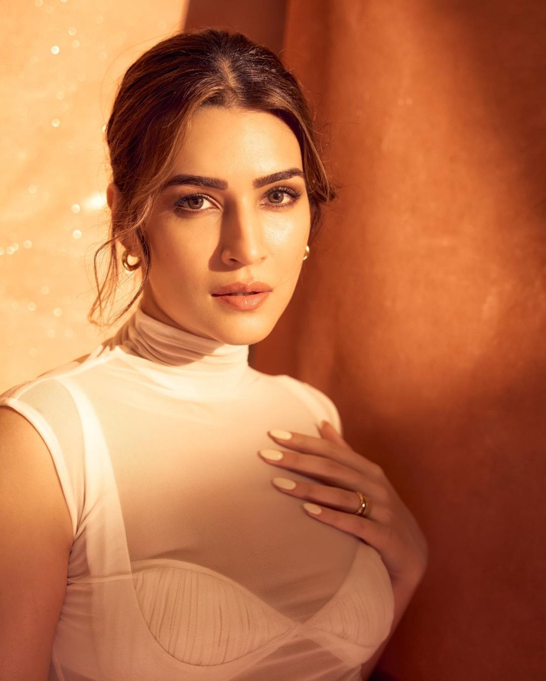 Kriti Sanon: గోల్డెన్ డ్రెస్‌లో గులాబీలా మెరుస్తున్న కృతి సనన్.. కేక ...