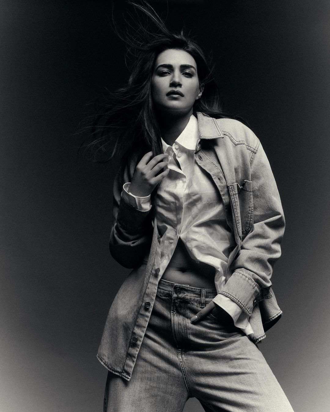 Kriti Sanon: డెనిమ్ షార్ట్స్‌లో కృతి క్యూట్ ఫోజులు.. హీటెక్కించే ఈ ...