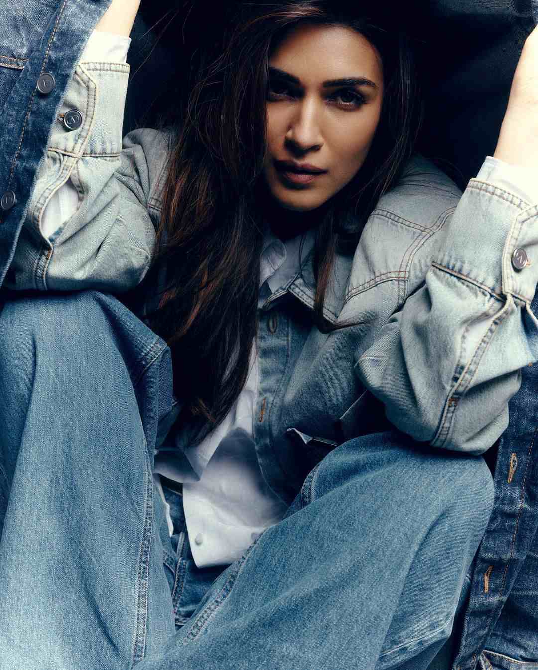 Kriti Sanon: డెనిమ్ షార్ట్స్‌లో కృతి క్యూట్ ఫోజులు.. హీటెక్కించే ఈ ...