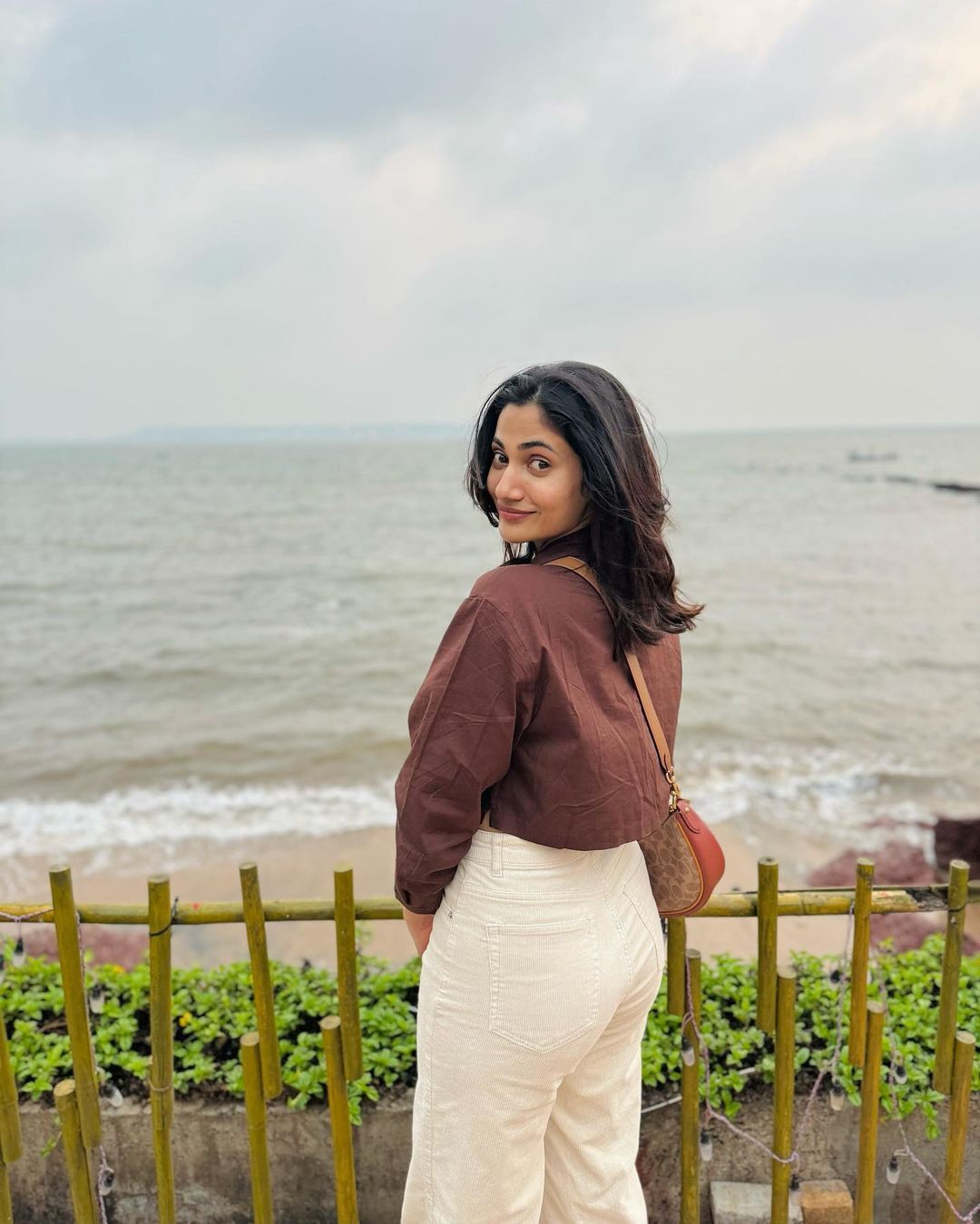 அம்மாடியோவ்.. அழகுல சும்மா அசத்துறாங்களே.. லாஸ்லியாவின் லேட்டஸ்ட் ...