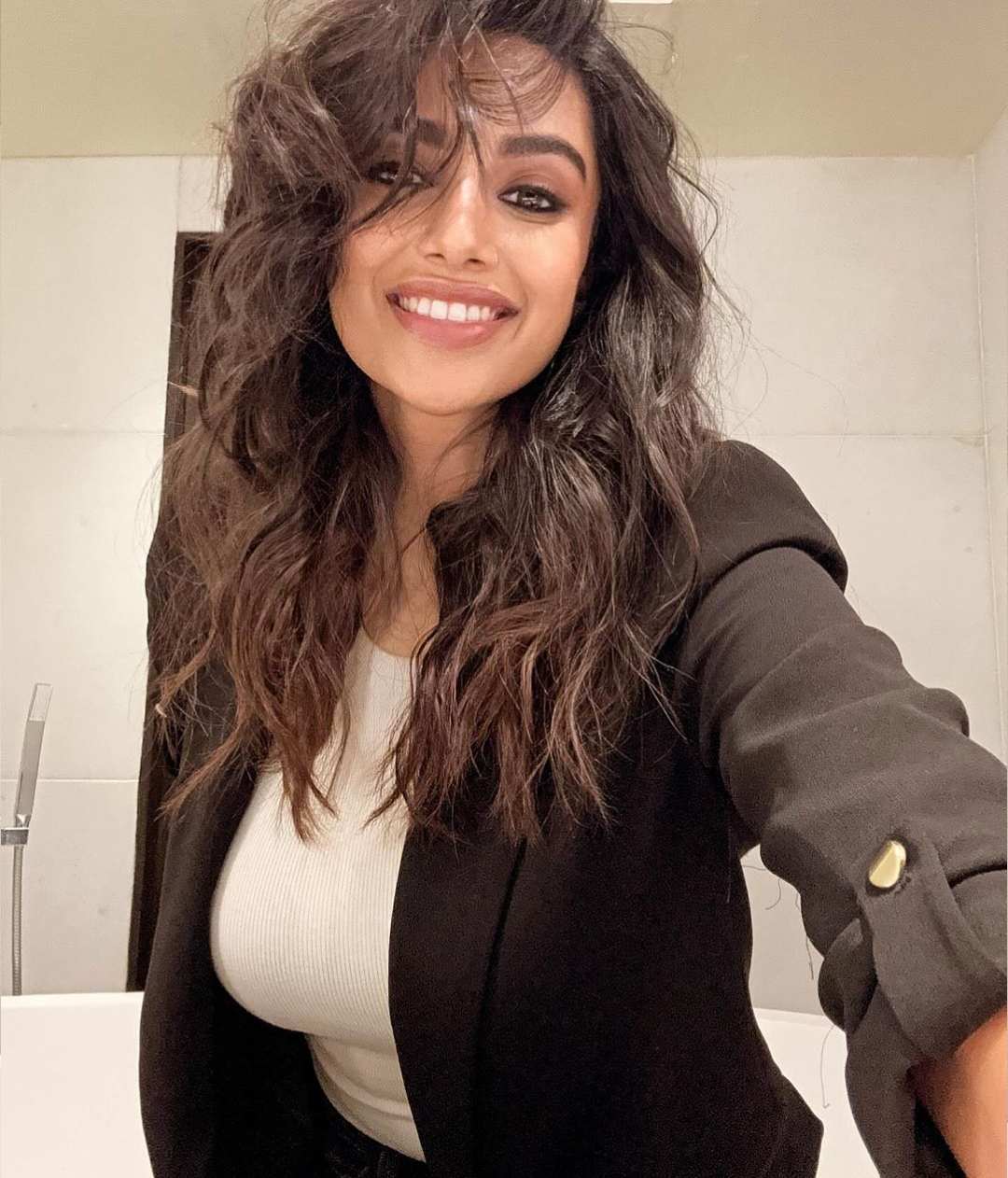 Meenakshi Chaudhary: కోటేసి మరీ కైపుగా చూస్తున్న మీనాక్షి.. ఈమె ...