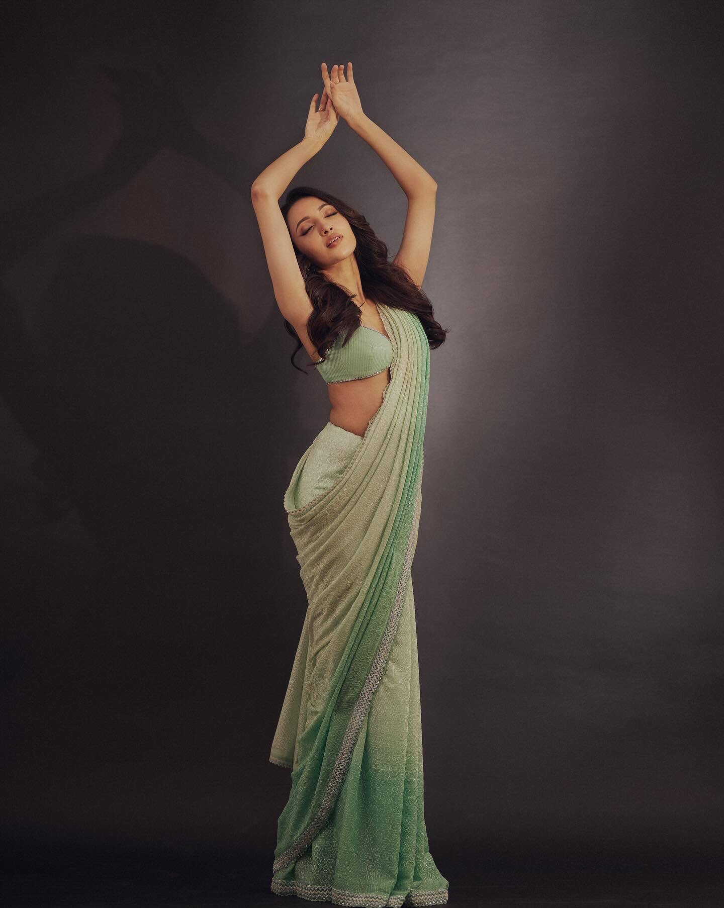Neha Shetty చీరకట్టు అందాలతో నేహా శెట్టి మ్యాజిక్ | Neha Shetty Saree ...