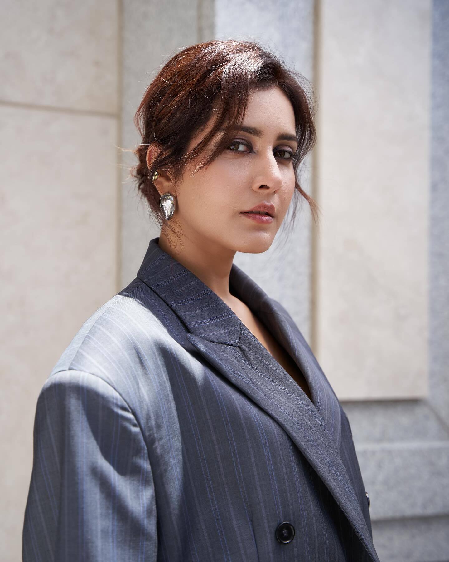 Raashii Khanna రాశీఖాన్నా సొగసుల జాతర.. కోటు విప్పేసి గ్లామర్ ట్రీట్ ...