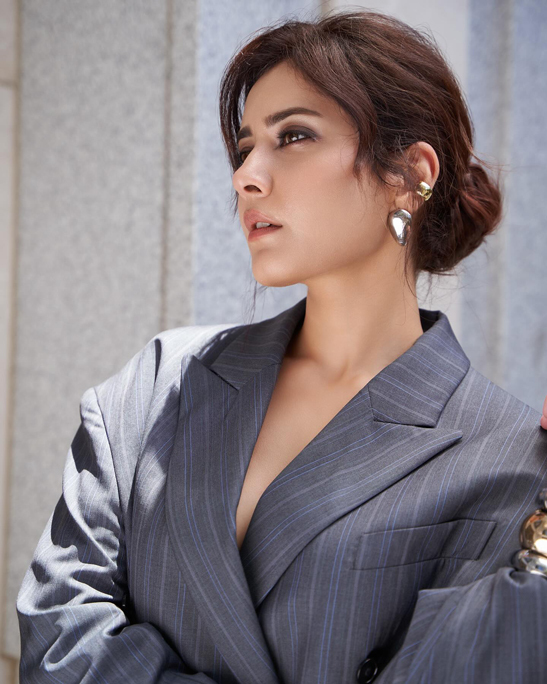 Raashii Khanna రాశీఖాన్నా సొగసుల జాతర.. కోటు విప్పేసి గ్లామర్ ట్రీట్ ...