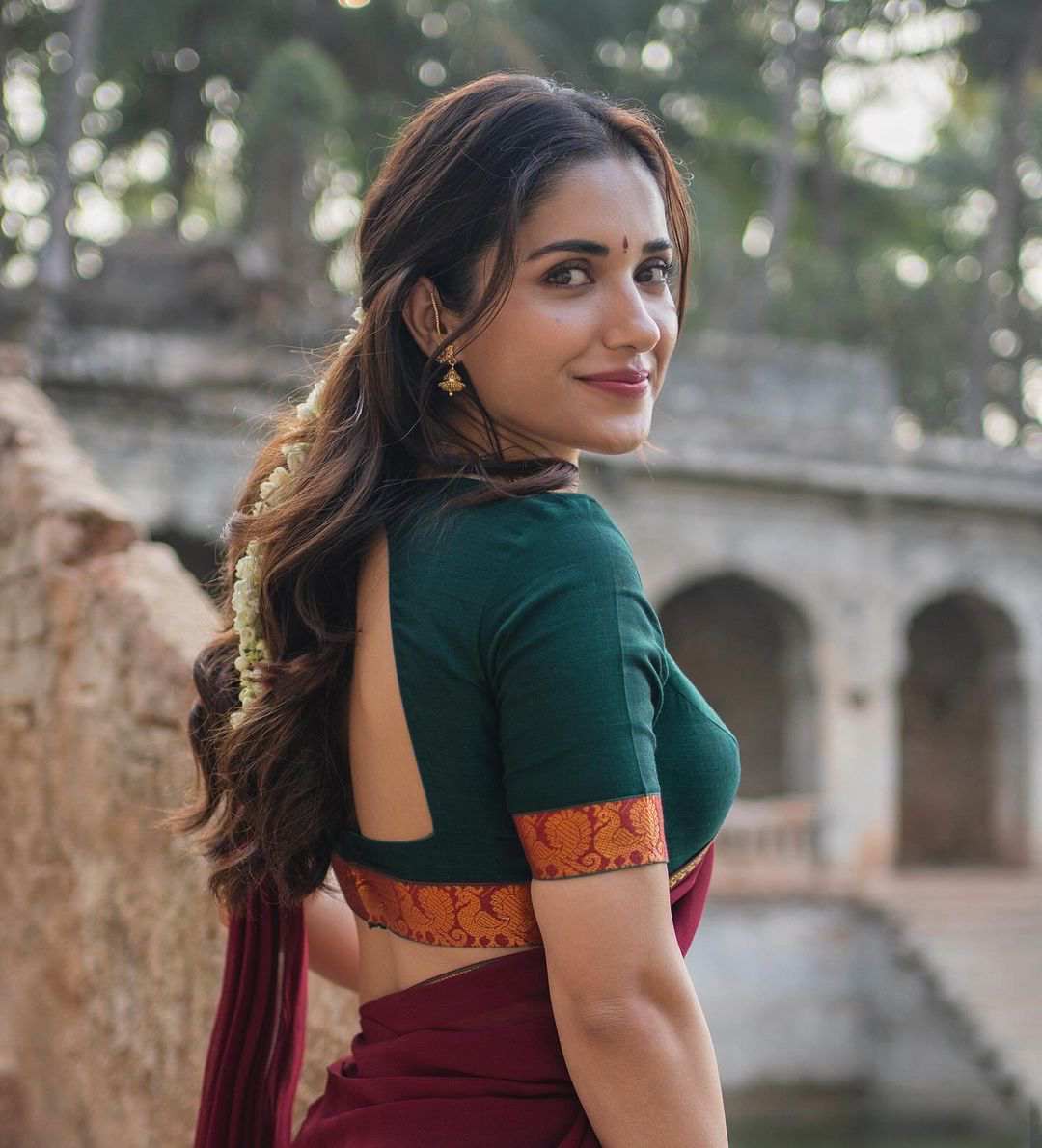 Ruhani Sharma: మల్లెపూలు లంగావోణీతో రుహానీ నెక్ట్స్ లెవెల్ షో ...