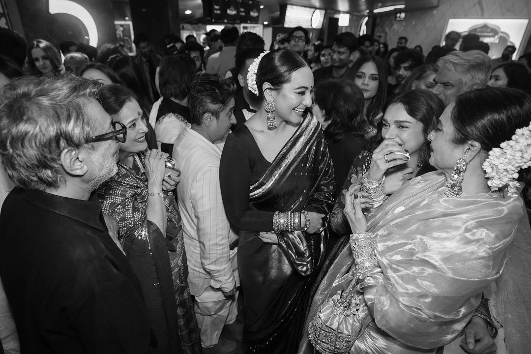 SLB Poses For Snaps With Alia, Salman & More, Netflix India Shares ...