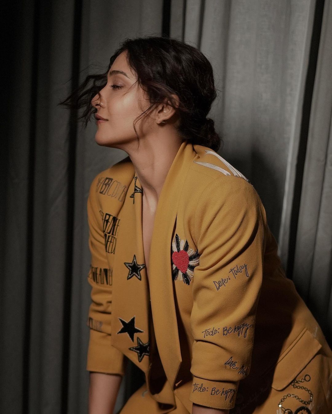 கோட்டை கழட்டி.. செம கவர்ச்சி போஸ்.. விடாமுயற்சி ஹீரோயினின் வேறலெவல் ...