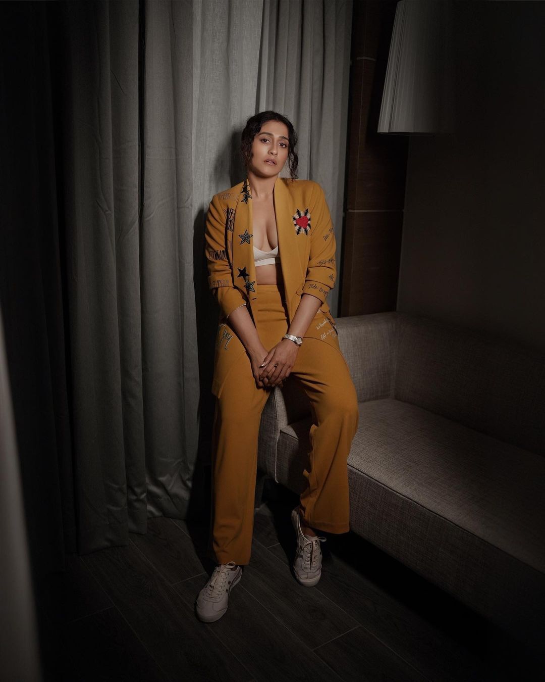 கோட்டை கழட்டி.. செம கவர்ச்சி போஸ்.. விடாமுயற்சி ஹீரோயினின் வேறலெவல் ...