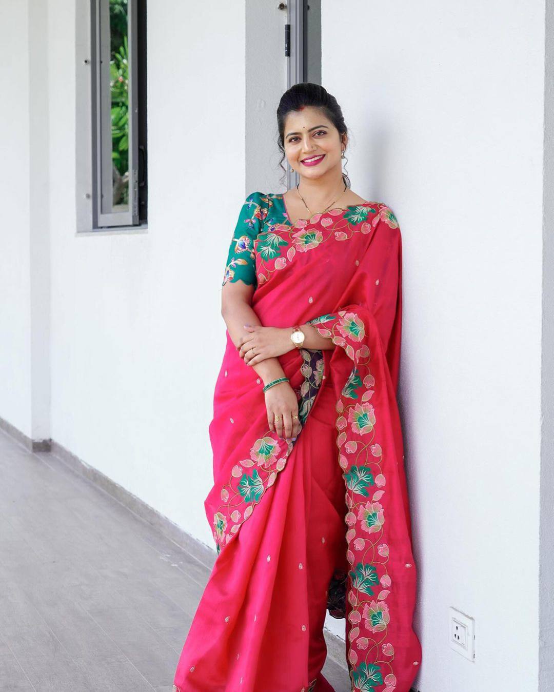 Shiva Jyothi: చీరలో చక్కనమ్మ చలాకీ అందాలు.. శివజ్యోతిని అలా చూస్తూ ...