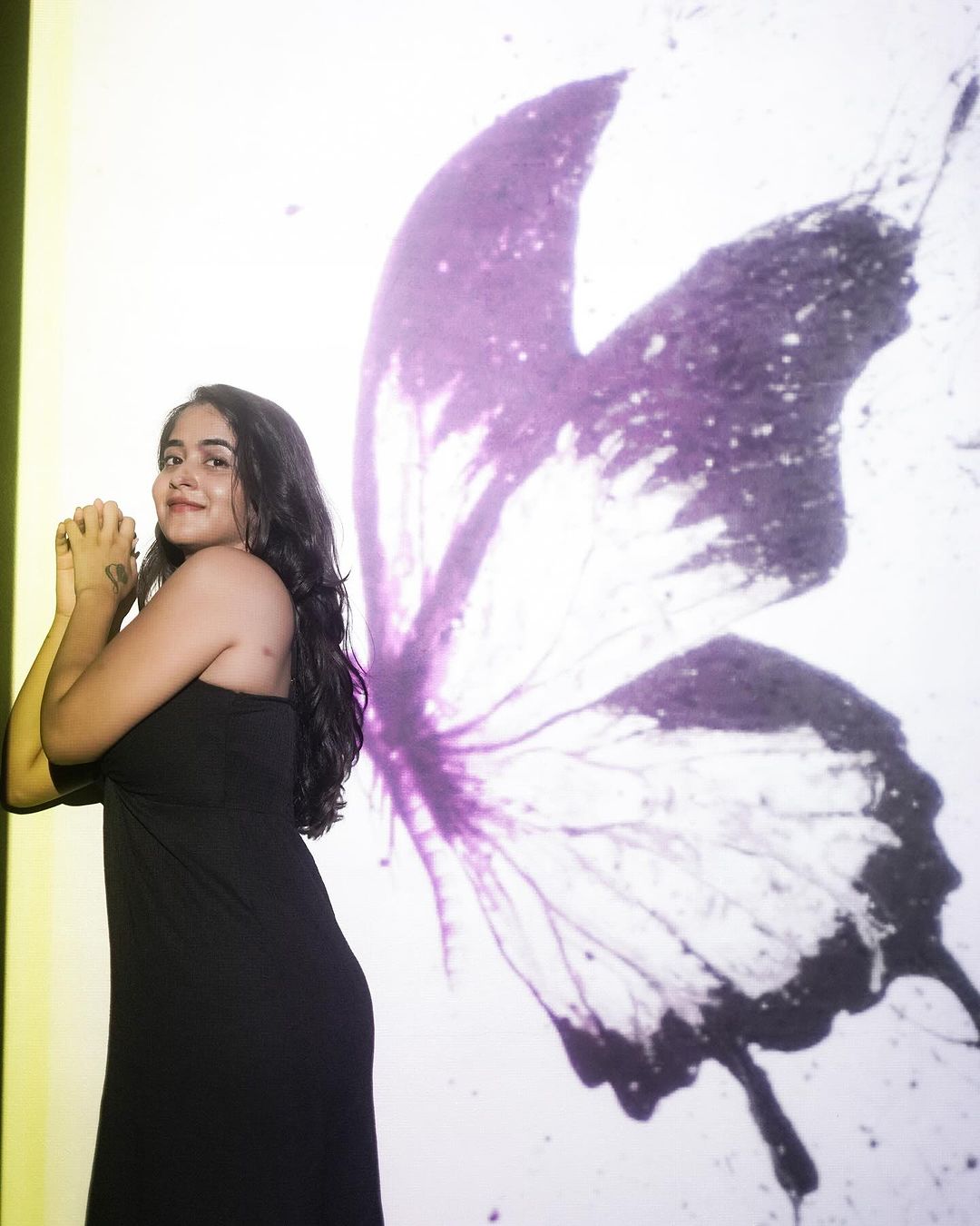 Deepthi Sunaia: సీతాకోక చిలుకలా ఎగిరేస్తున్న దీప్తి సునైనా.. కొత్తందాలు ...