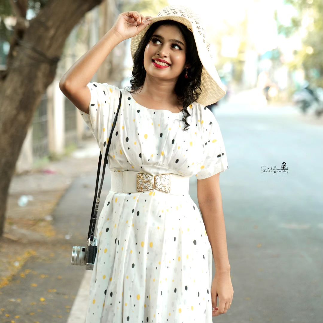 எந்த ஆங்கிள்ல பார்த்தாலும் எமி ஜாக்சன் மாதிரி தெரியலையே?.. பிக் பாஸ் ...