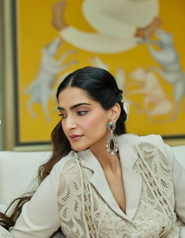 Sonam Kapoor: లోపల ఏమీ వేసుకోని స్టార్ హీరోయిన్.. అందాలు చూపిస్తూ దిగిన ...