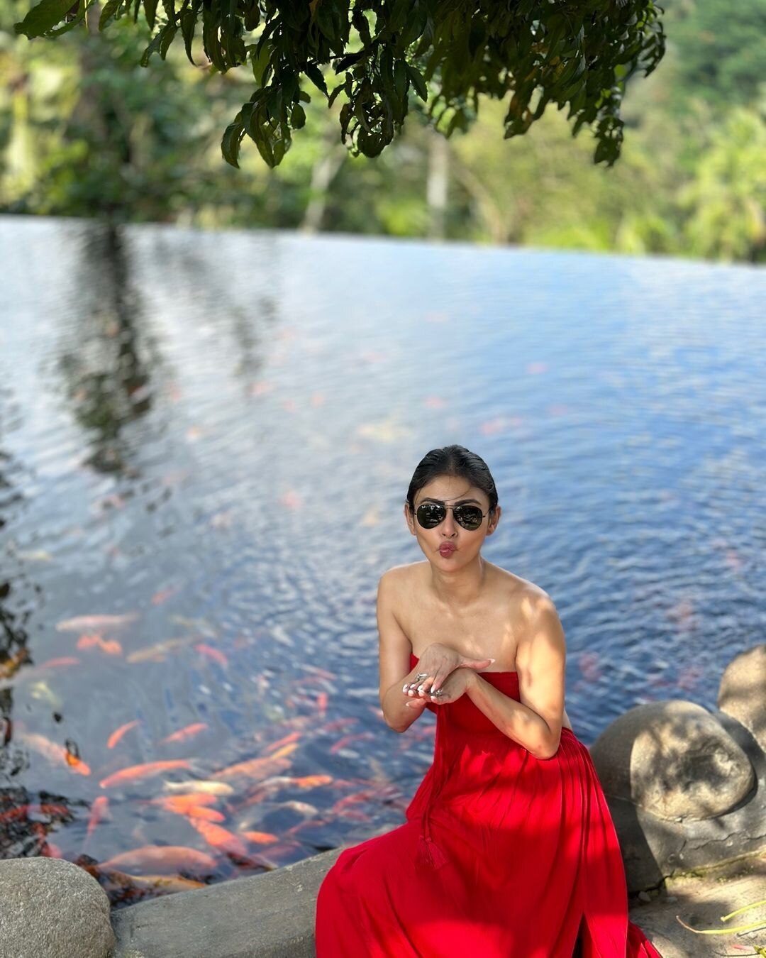 ஒரே பெட்ல 3 பேர்.. நாகினி நடிகை எந்த லொகேஷன்ல படுத்துருக்காரு பாருங்க.. கண்களுக்கு செம ட்ரீட் ...