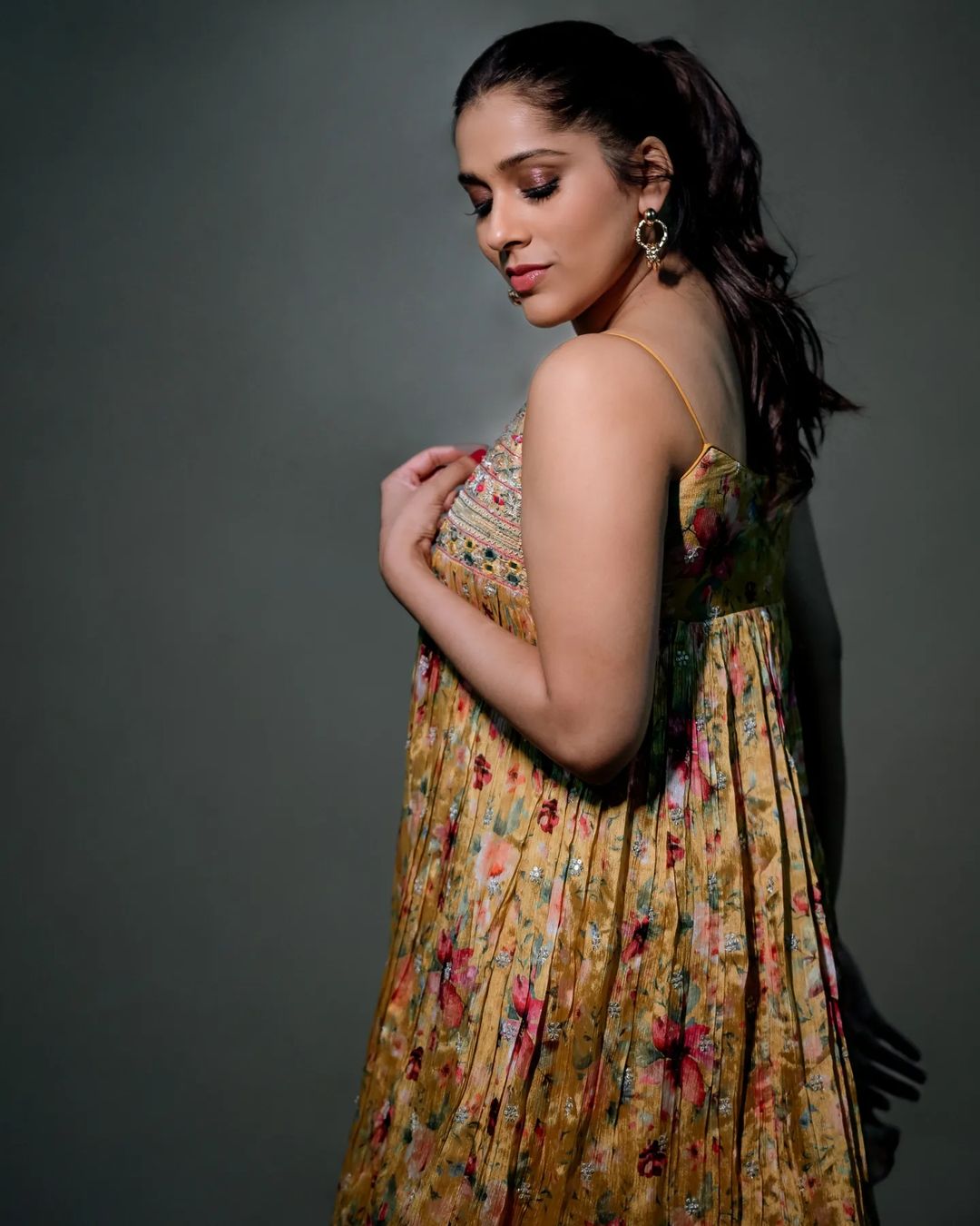 Rashmi Gautam: స్లీవ్‌లెస్ డ్రెస్‌లో సూపర్ క్యూట్‌గా తెలుగు యాంకర్ ...