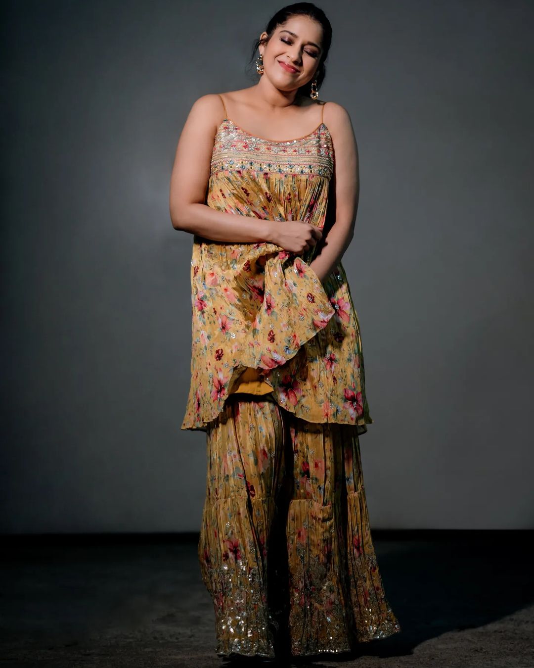 Rashmi Gautam: స్లీవ్‌లెస్ డ్రెస్‌లో సూపర్ క్యూట్‌గా తెలుగు యాంకర్ ...