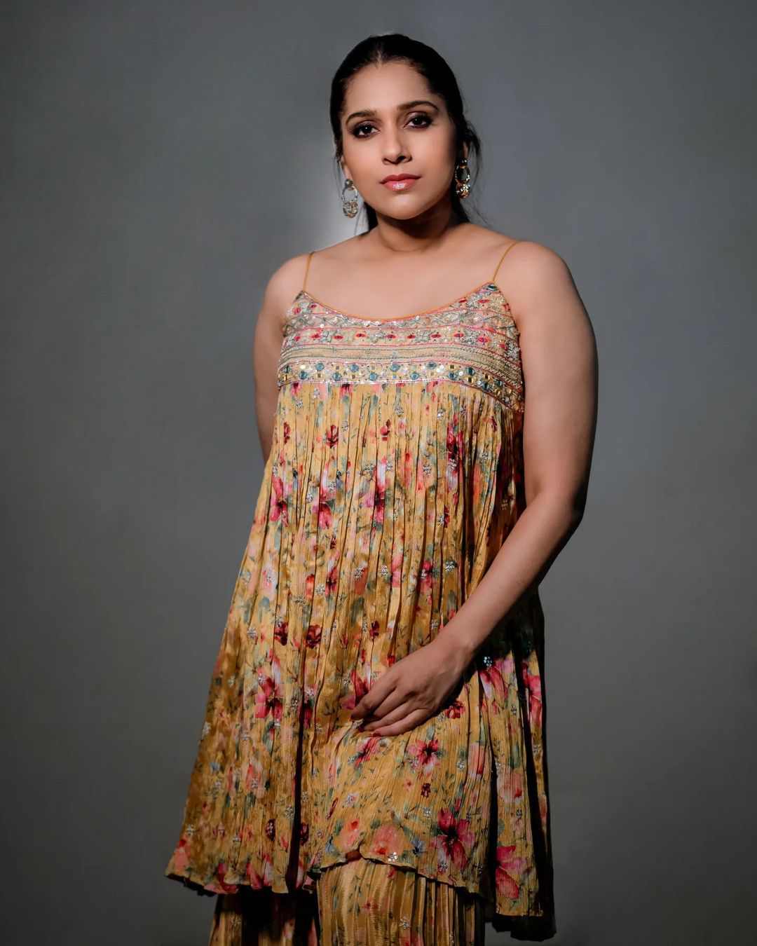 Rashmi Gautam: స్లీవ్‌లెస్ డ్రెస్‌లో సూపర్ క్యూట్‌గా తెలుగు యాంకర్ ...