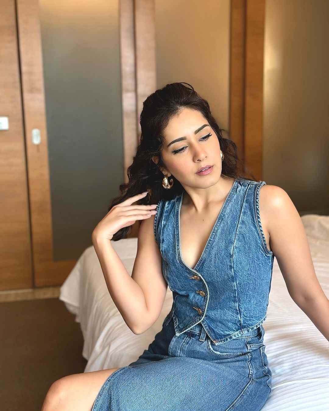 Raashi Khanna: బెడ్డుపై కూర్చుని అలాంటి ఫోజులతో రెచ్చిపోయిన రాశీ ఖన్నా ...