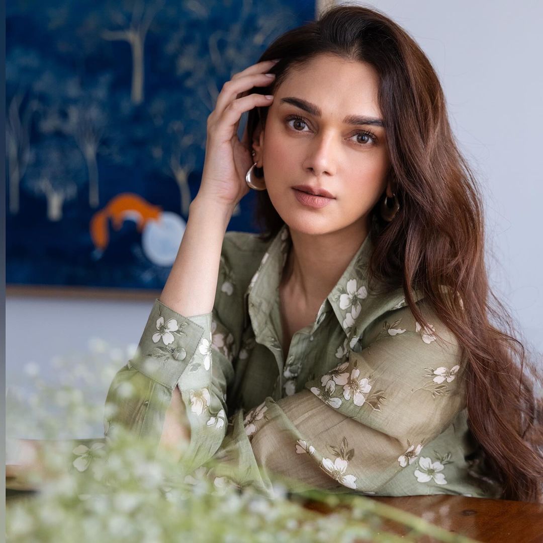 Aditi Rao Hydari: గడ్డిపూలకు మ్యాచింగ్ డ్రెస్‌లో గమ్మత్తైన ఫోజులు ...