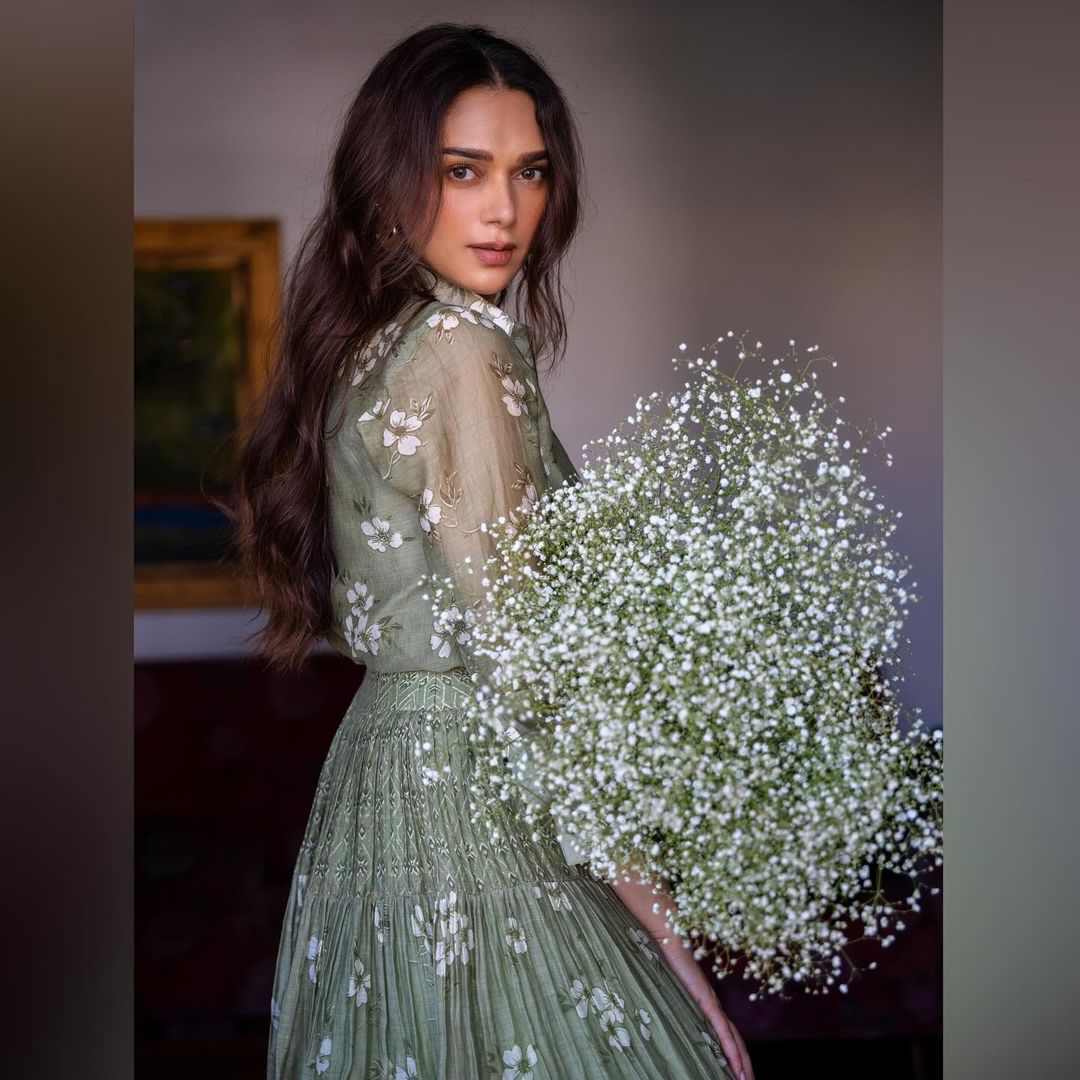 Aditi Rao Hydari: గడ్డిపూలకు మ్యాచింగ్ డ్రెస్‌లో గమ్మత్తైన ఫోజులు ...