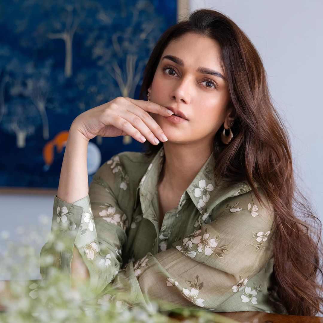 Aditi Rao Hydari: గడ్డిపూలకు మ్యాచింగ్ డ్రెస్‌లో గమ్మత్తైన ఫోజులు ...
