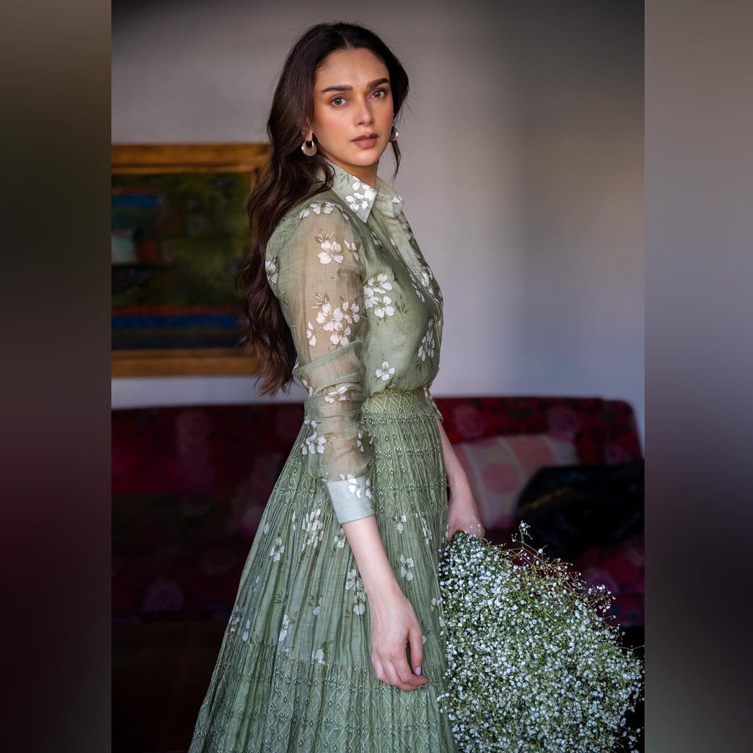 Aditi Rao Hydari: గడ్డిపూలకు మ్యాచింగ్ డ్రెస్‌లో గమ్మత్తైన ఫోజులు ...