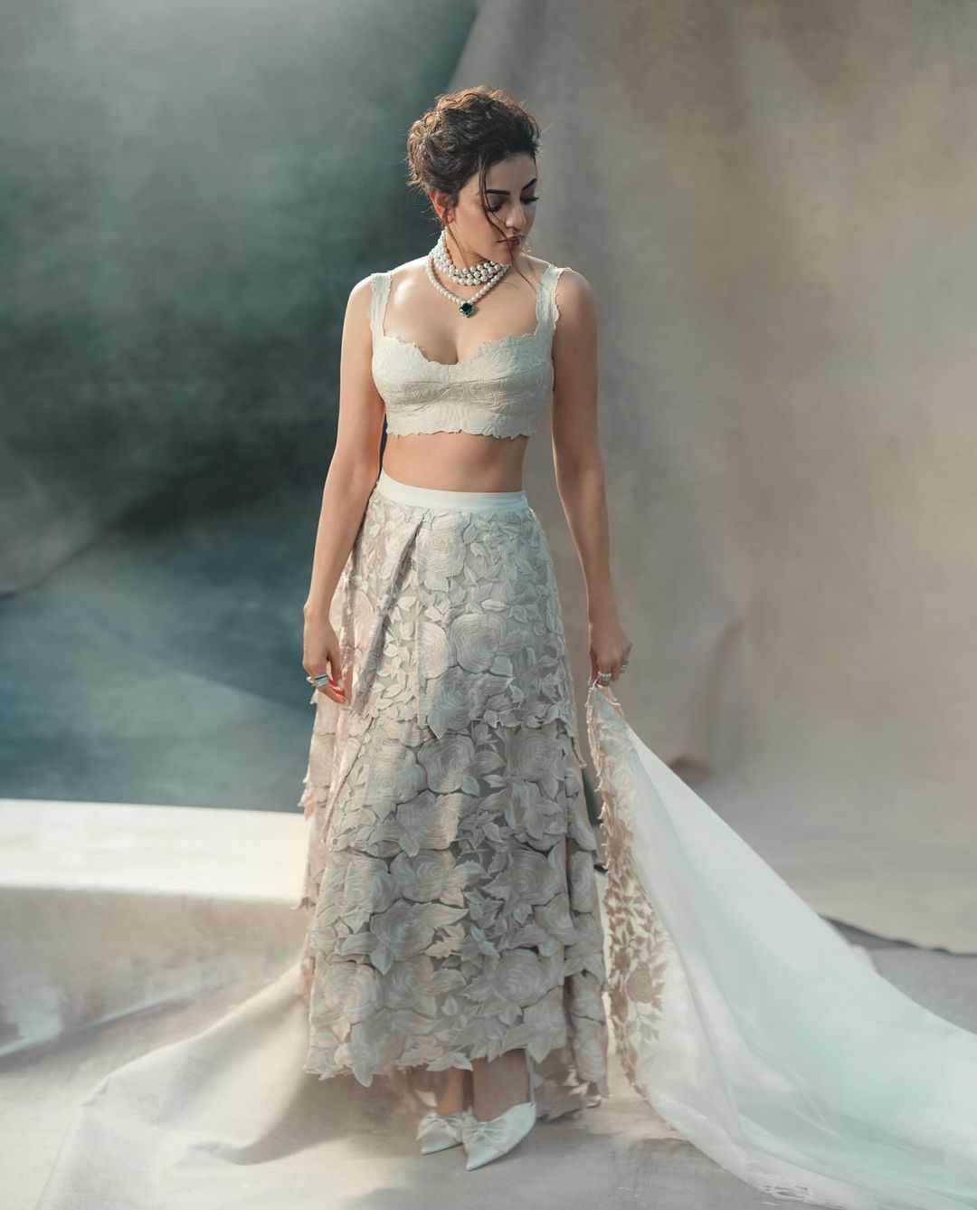 Kajal Aggarwal: బ్లాక్ అండ్ వైట్ బాగ్రౌండ్‌లో కాజల్ కవ్వింతలు.. 38 ఏళ్ల ...