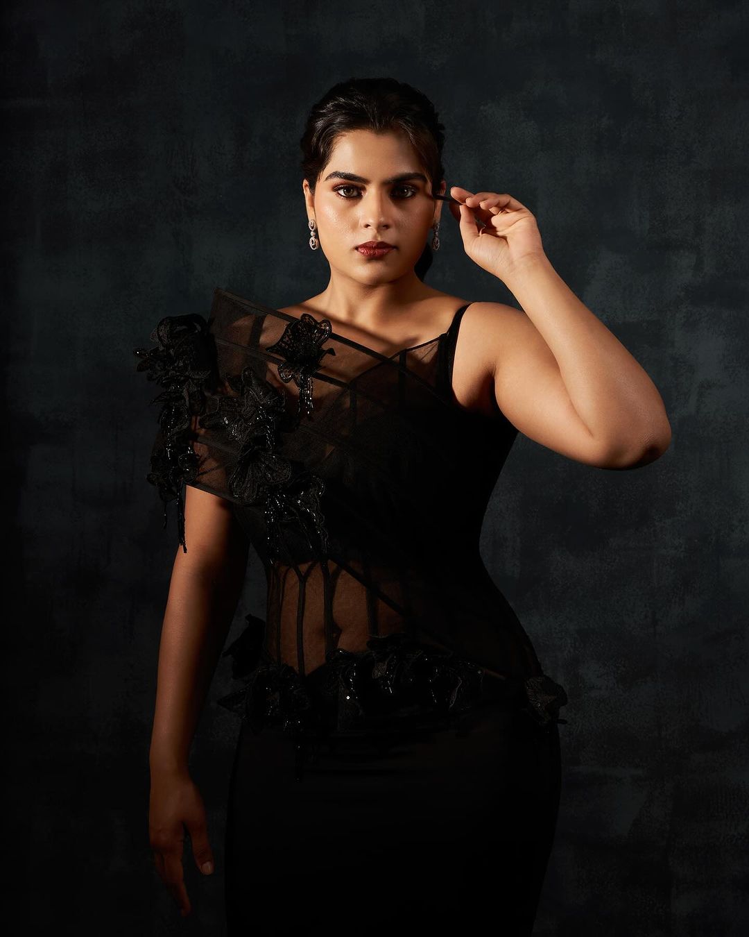 Kavya Kalyanram: కత్తిలాంటి ఫోజులతో కాక పుట్టిస్తున్న కావ్య కళ్యాణ్ ...