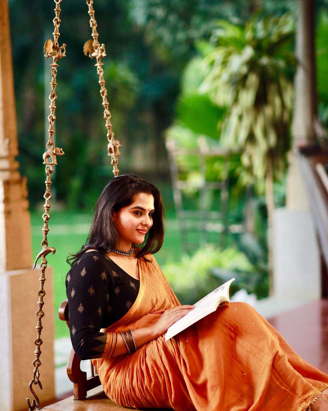 Kavya Kalyanram: కత్తిలాంటి ఫోజులతో కవ్విస్తున్న కళ్యాణ్ రామ్ ...