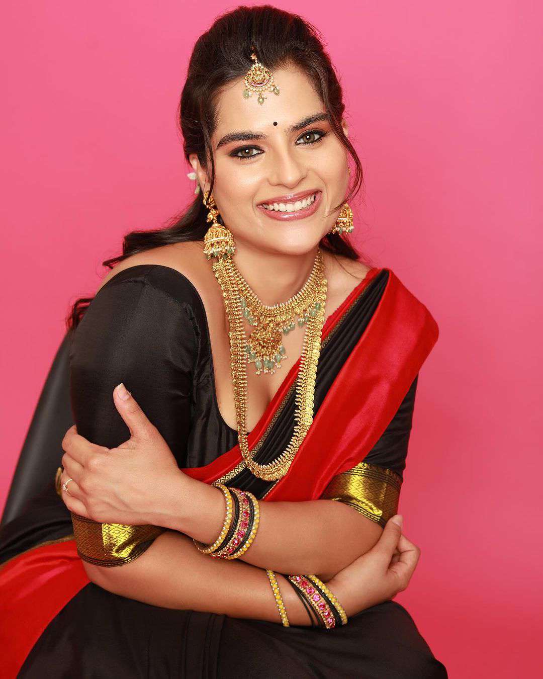 Kavya Kalyanram: కత్తిలాంటి ఫోజులతో కవ్విస్తున్న కళ్యాణ్ రామ్ ...