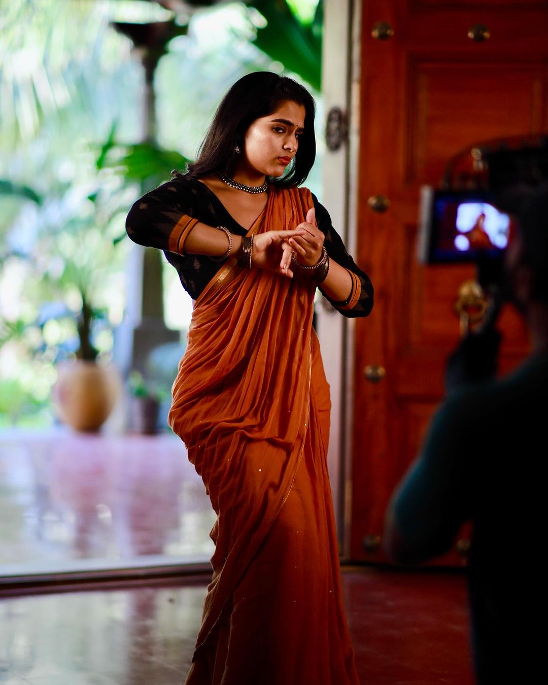 Kavya Kalyanram: కత్తిలాంటి ఫోజులతో కవ్విస్తున్న కళ్యాణ్ రామ్ ...