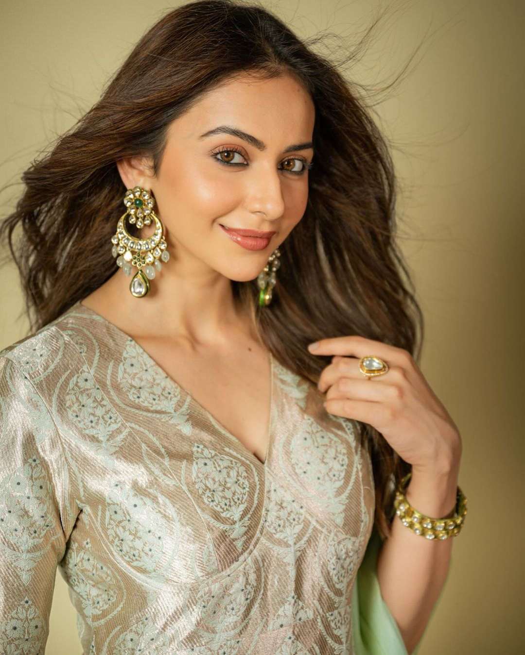 Rakul Preet Singh: పద్ధతైన బట్టల్లో రకుల్ పరువాలు.. పెళ్లయ్యాక అందం ...
