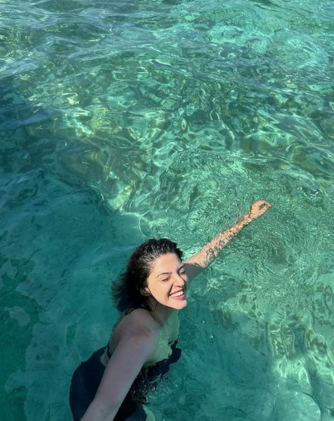 Mehreen Kaur Pirzada: బికినీలో హీరోయిన్ బంపర్ షో.. ఎక్స్‌పోజింగ్ అంటే ...