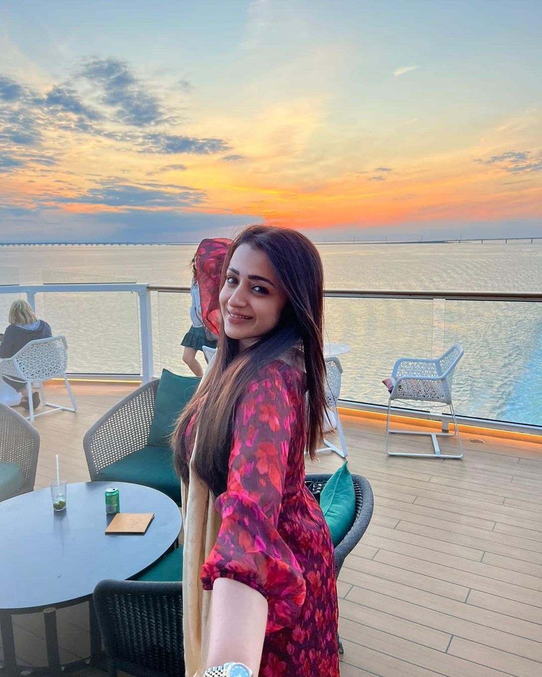 அவள் உலக அழகியே.. நெஞ்சில் விழுந்த அருவியே.. 41 வயதிலும் டாப்பில் ...