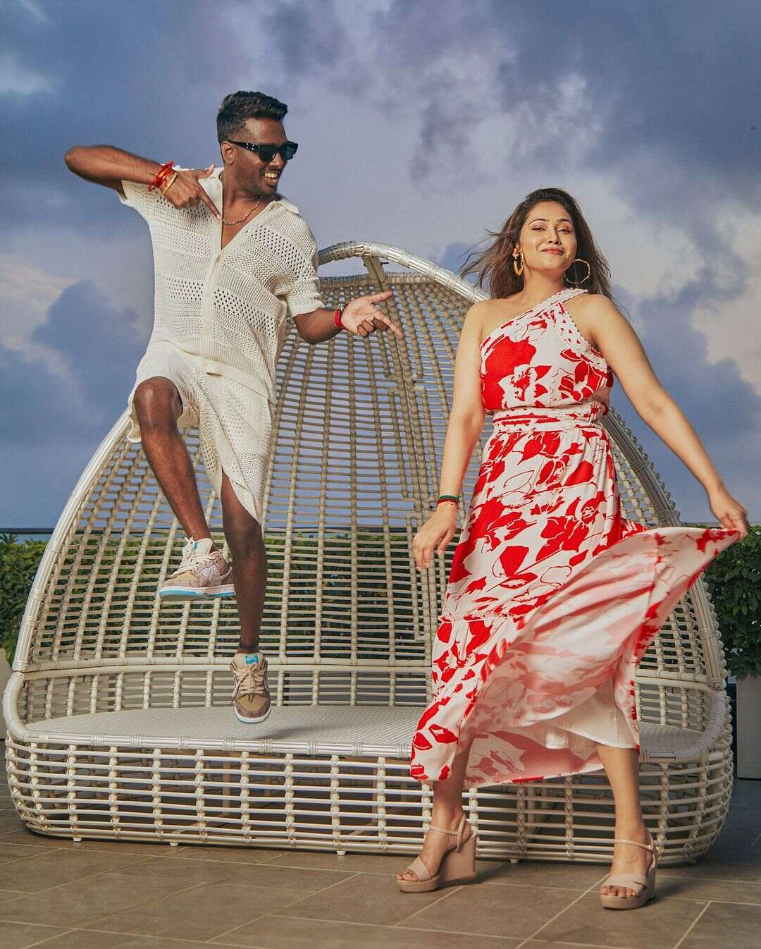 ஹீரோவாக போகிறாரா அட்லீ?.. தொடர்ந்து இப்படி போஸ்ட் போடுறாரே.. மனைவியுடன் ...