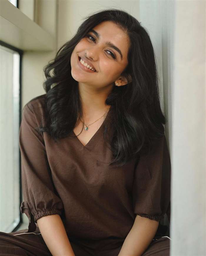 20+ Mamitha Baiju Photos: Find Latest HD Images, Pictures, Stills ...