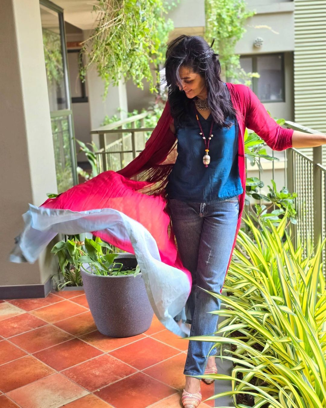 இவங்களுக்கு 45 வயசுன்னு சொன்னா நம்புற மாதிரியா இருக்கு?.. ஸ்லிம் ...