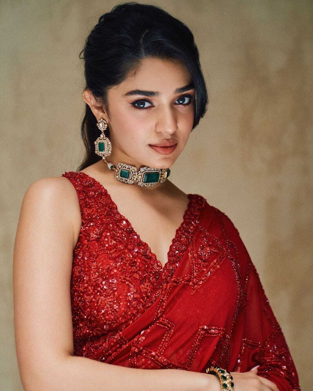 வாவ்.. சிவப்பு சேலையில் ஆளை மயக்கும் கீர்த்தி ஷெட்டி! | Actress Krithi Shetty Red Saree Pics ...