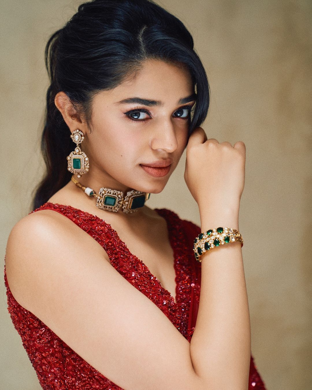 வாவ்.. சிவப்பு சேலையில் ஆளை மயக்கும் கீர்த்தி ஷெட்டி! | Actress Krithi Shetty Red Saree Pics ...