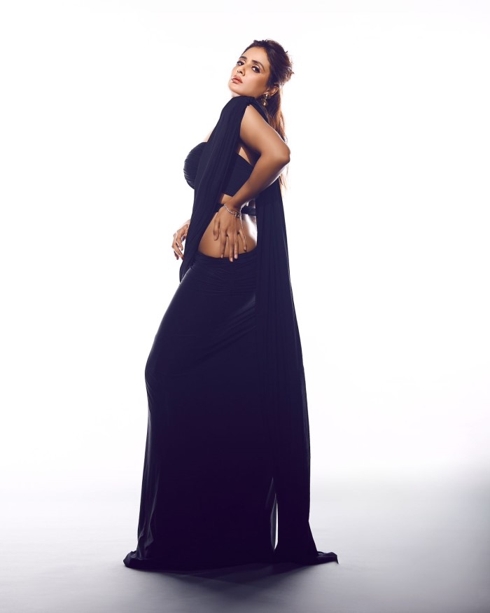 Parul Yadav Takes The Oomph Game To A New High, Flaunts Her Super ...